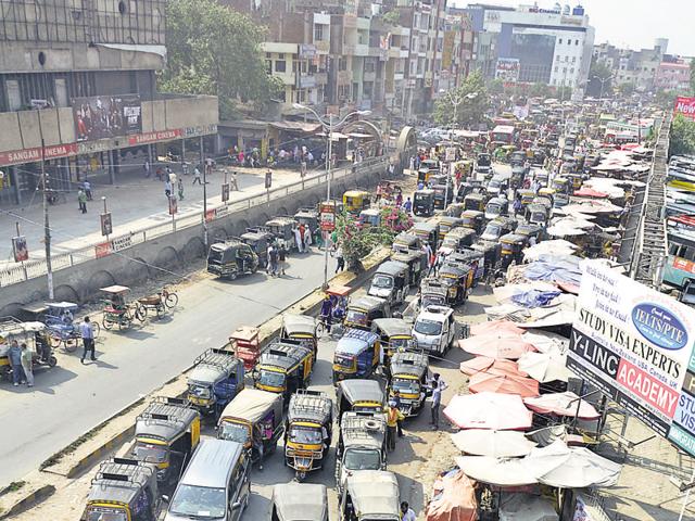 Alert driver saves lives as bus brakes fail near Pathankot | Hindustan ...