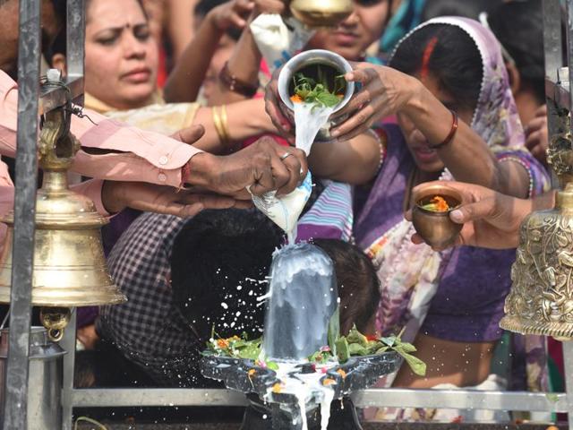 India celebrates Maha Shivratri with offerings, festivities | Hindustan ...