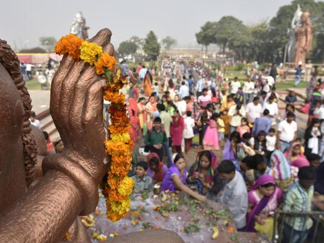 India celebrates Maha Shivratri with offerings, festivities | Hindustan ...