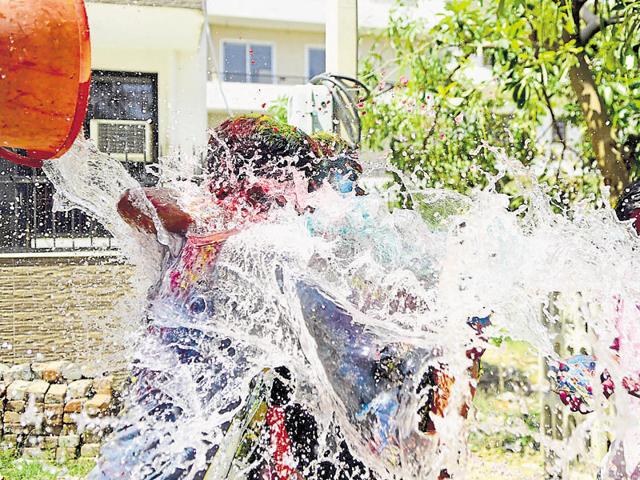 Parched Gurgaon wastes water on Holi | Hindustan Times