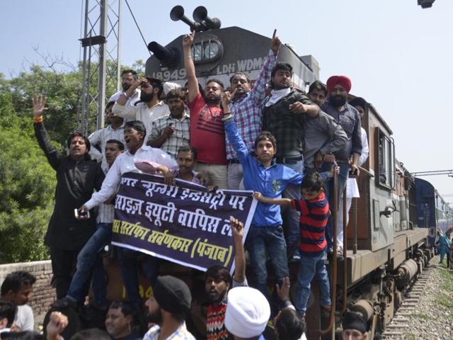 Jewellers force Amritsar-Howrah Express to halt at Shivala crossing ...