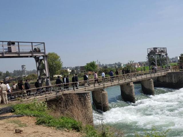 Pakistani team shown crime scene at airbase in Pathankot | Latest News ...