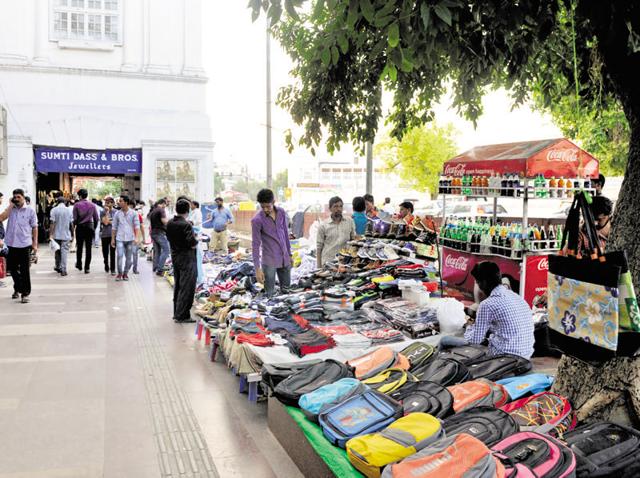 Delhi: 40 years of business yet street traders in CP remain illegal ...