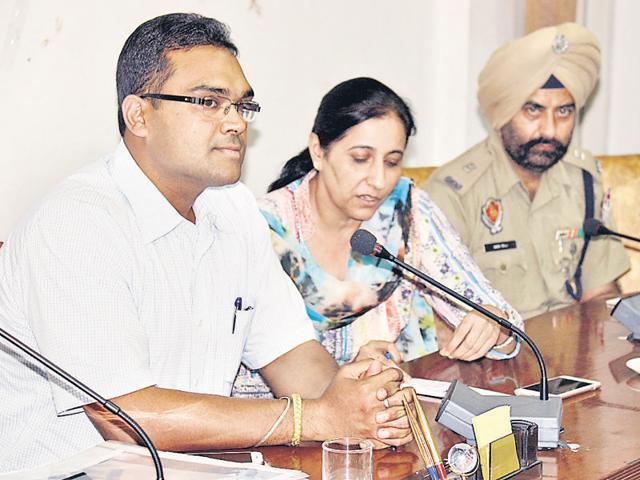Bathinda DC tries to resolve conflict between parents, pvt schools ...