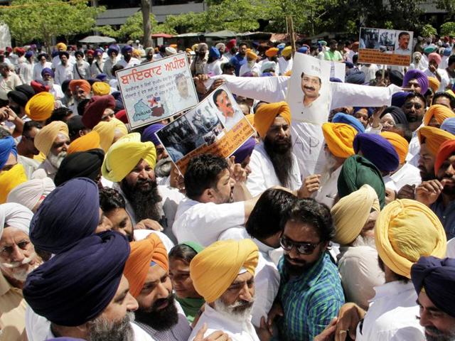 SAD protests against Kejriwal’s ‘double standards’ over SYL | Hindustan ...