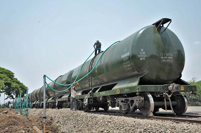 Water train brings 25 lakh litres of water to drought-affected Latur ...