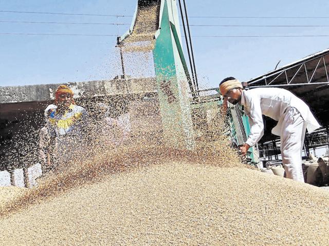 Payments not made, farmers, commission agents worried | Hindustan Times