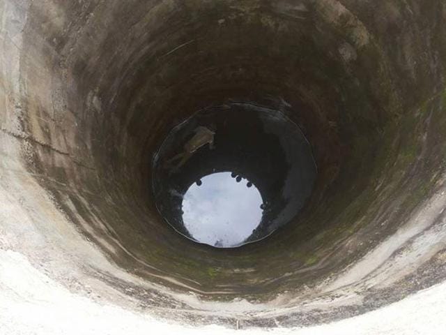 Water crisis: Man jumps into well in Jharkhand | Hindustan Times