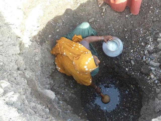 Jhabua villagers dig riverbed for puddle, hidden from sun | Hindustan Times