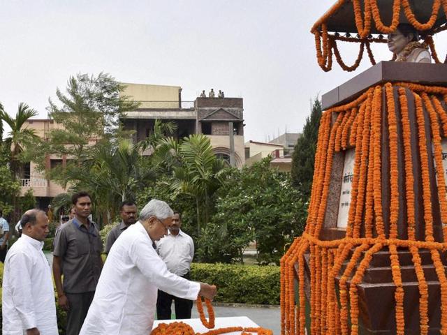 Nitish Kumar pays floral tribute to wife on her death anniversary ...