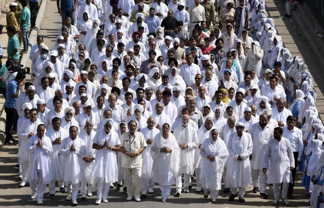 In pics: Thousands join Nirankari leader’s funeral procession | Latest ...