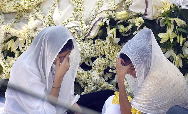 In pics: Thousands join Nirankari leader’s funeral procession | Latest ...