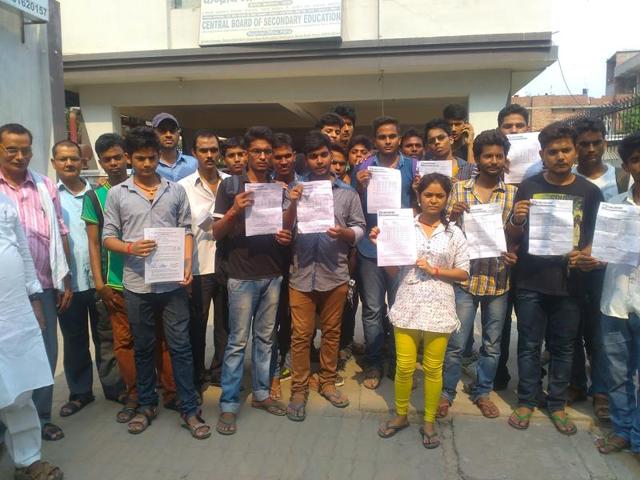 Students protest outside Patna CBSE office over ‘unfairly’ low marks ...