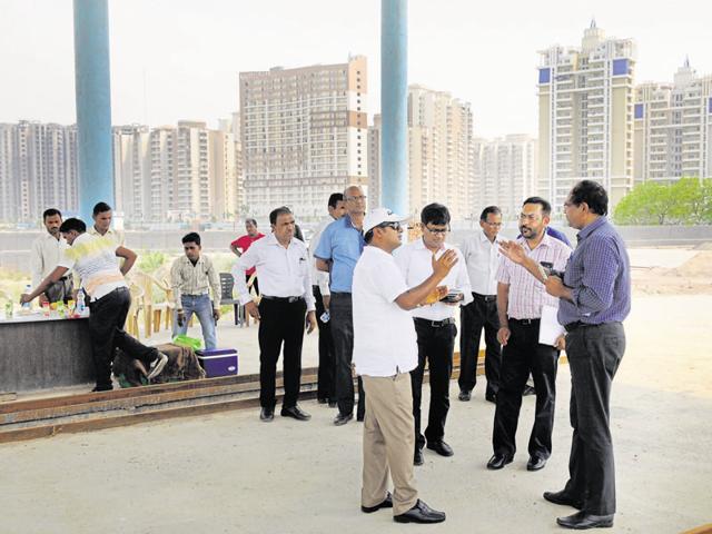 Noida metro officials inspect bus depot site in Sector 90 | Hindustan Times