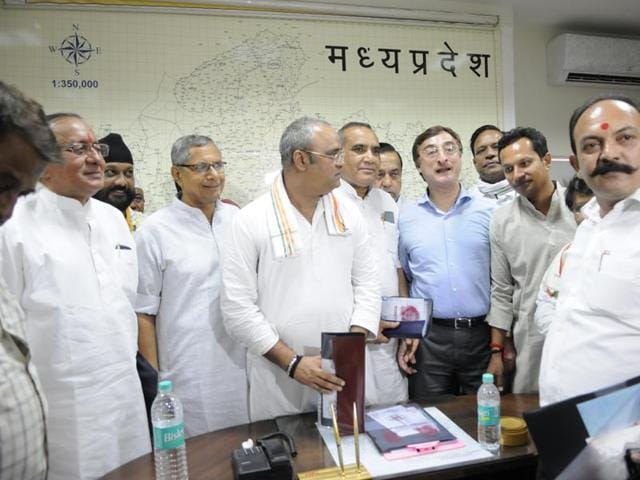 RS election: Cong leaders tense during CLP meeting in Bhopal ...