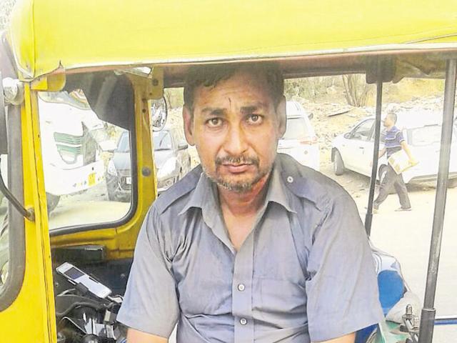Meet this Delhi auto driver who helps lost children | Latest News Delhi