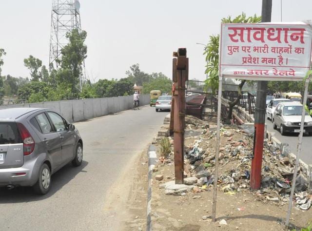 MC decides to put up 2 barriers on Jagraon Bridge entry points ...
