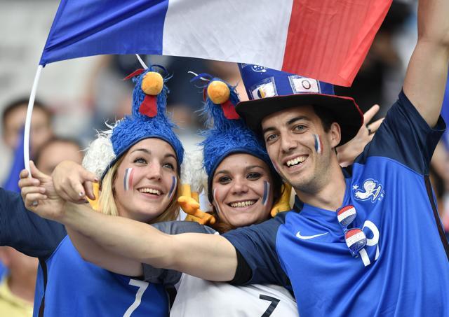 ‘We’re not scared’: France fans throng stadium before Euro 2016 kick ...