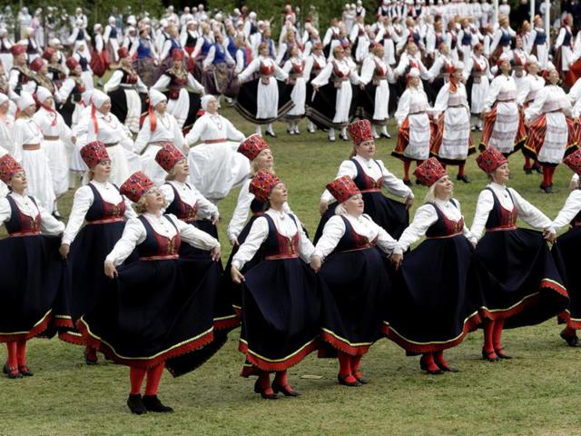 See how Estonian women enjoy their traditional dance | Hindustan Times