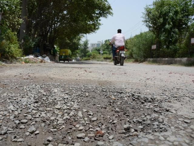 Broken roads, no streetlights make life tough for Vasundhara residents ...