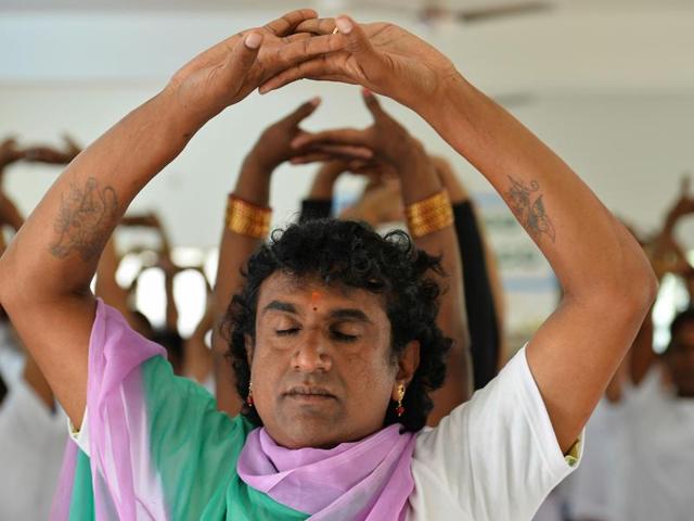 Go, twist: Yoga day stretches around the world | Hindustan Times