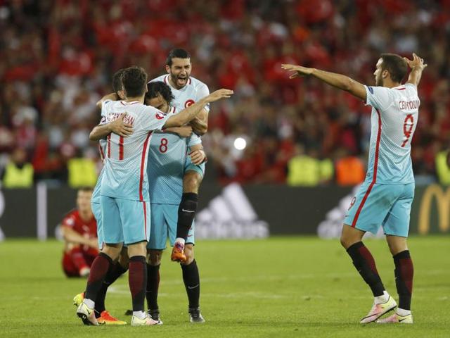 Turkey triumph over Czech Republic to keep last 16 hopes alive ...