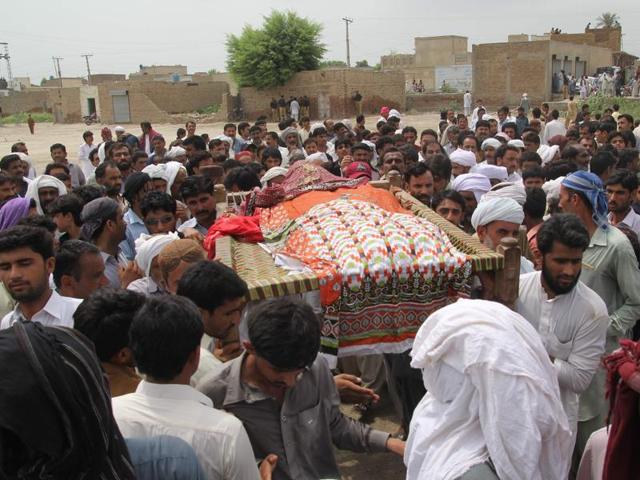 Murdered Pakistani internet celebrity Qandeel Baloch buried | Hindustan ...