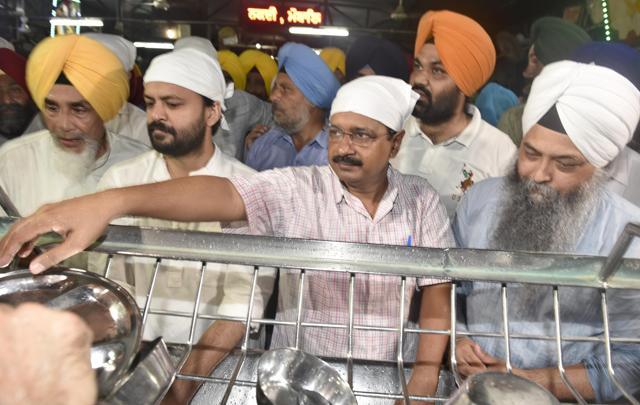 Kejriwal says sorry for manifesto goof-up, performs ‘sewa’ at Golden ...