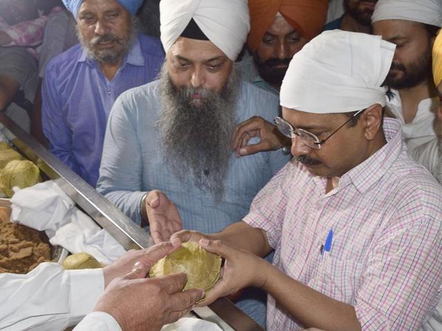 Kejriwal says sorry for manifesto goof-up, performs ‘sewa’ at Golden ...