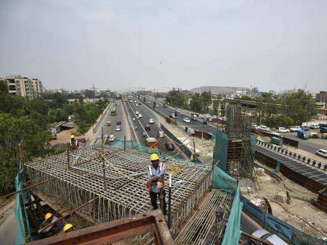 Delhi NH-24: Shifting Metro pillars was a major challenge | Latest News ...