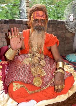 Golden Baba adorns self with 12kg of gold, turns heads during kanwar ...