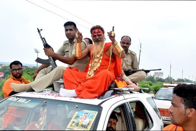 Golden Baba adorns self with 12kg of gold, turns heads during kanwar ...