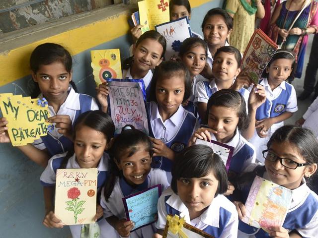 Back to school: Parents pay Delhi govt teachers a visit | Hindustan Times