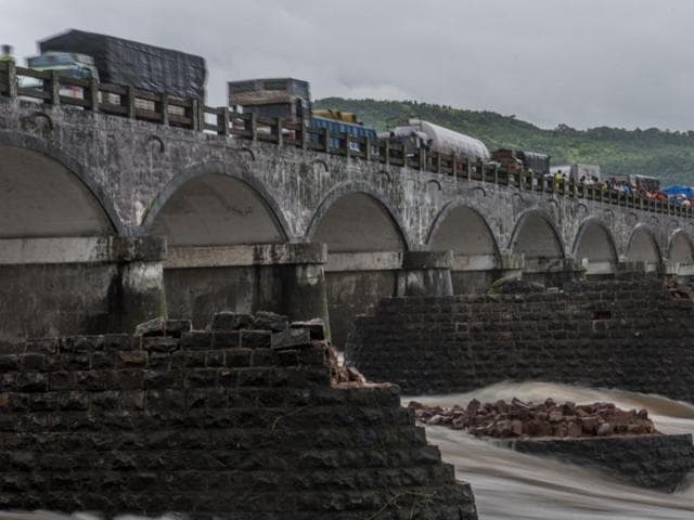 Bridge falls, vehicles swept away in river at Mahad; 29 feared dead ...