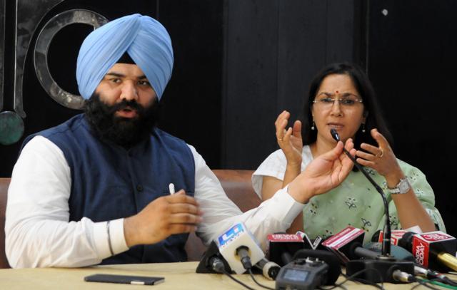 Punjab polls: AAP ticket-hopefuls raise banner of revolt | Hindustan Times