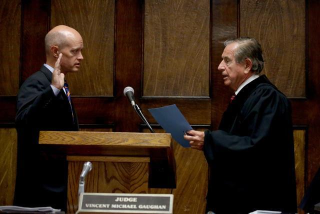 US: Video shows Chicago police firing at stolen car as teen drives away ...