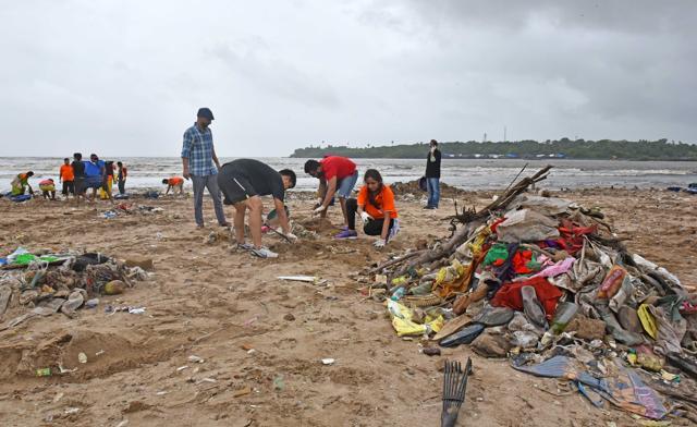2.8 lakh kg of trash cleared from Mumbai beach in 5 hours | Mumbai news