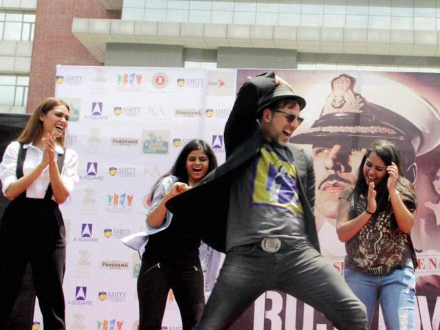 Akshay dances at Rustom promotion, Salman takes selfie with Amy Jackson ...