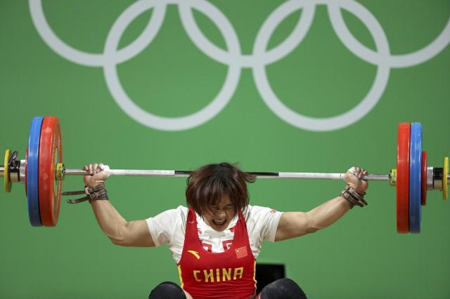 Chinese weightlifter drops 118-kilogram weight on her head, still wins ...