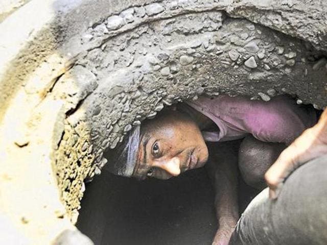 Four labourers die in Hyderabad manhole after inhaling poisonous gas ...
