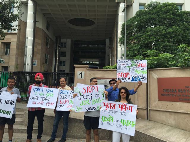 Residents protest haphazard parking on roads of Jor Bagh | Hindustan Times