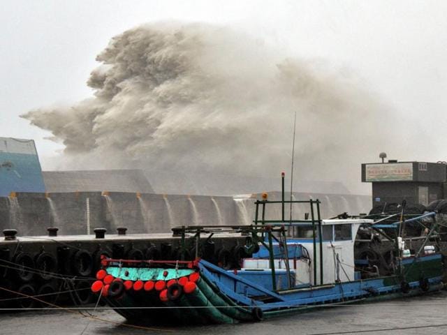 Containers topple, lighthouse vanishes as typhoon Meranti hits Taiwan ...