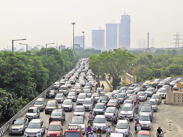 Truck breakdown holds up Noida Expressway traffic | Hindustan Times