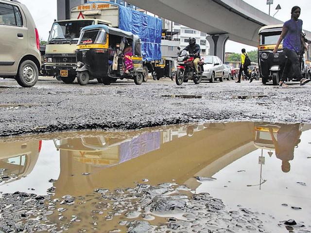Pothole-infested WEH reduces vehicular movement to crawl | Mumbai news