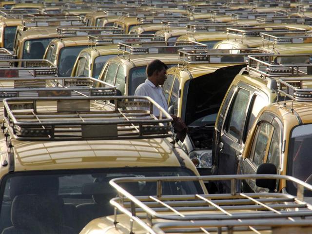 2000 taxis queue up at Tardeo RTO for e-meters fearing heavy fines ...