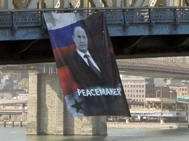 Who hung this giant ‘Peacemaker’ Putin banner from Manhattan bridge in ...