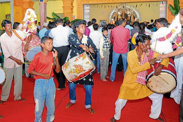 Bengal’s dhakis set festivity mood in Jharkhand | Hindustan Times