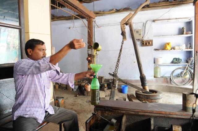 Ranchi: The last traditional oil mill standing in the Mahatma’s memory ...