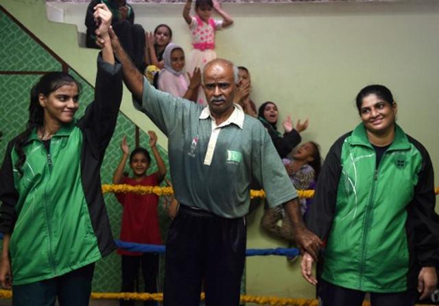 Aiming for gold: Pakistan’s mother-daughter boxing duo knocks out ...