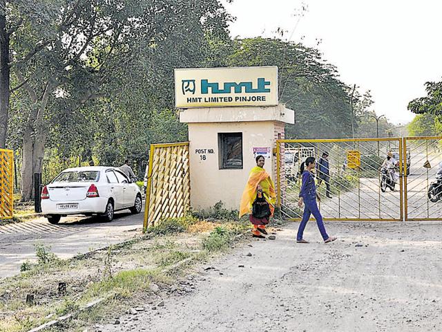 1,100 employees of HMT Pinjore have a Diwali of losses | Hindustan Times
